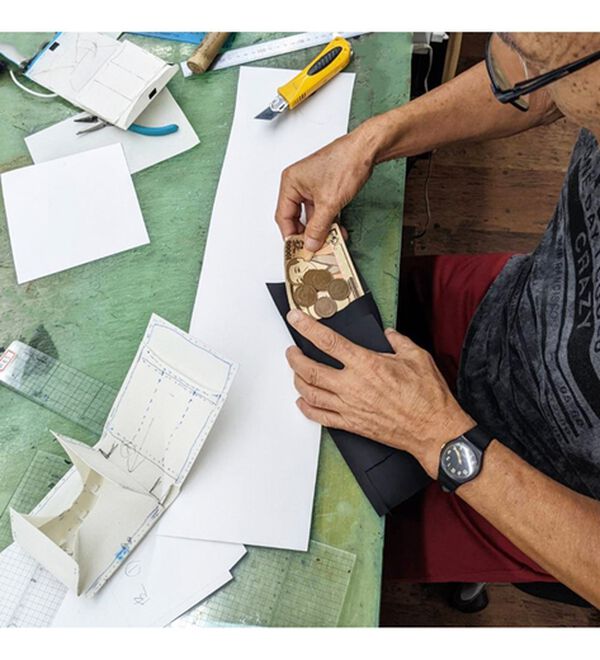 お札と小銭を自動仕分け。レジ前でもたつかない！手のひらサイズの牛革コンパクト財布 - ベルーナ【公式】